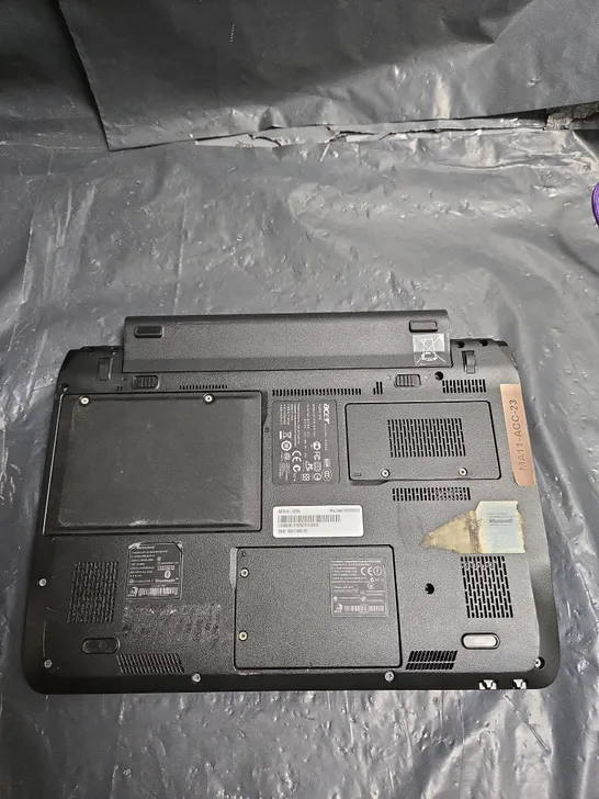 Lot 2482: ACER ASPIRE ONE NETBOOK – BLUE - BCM92045NMD - 5347147 ...