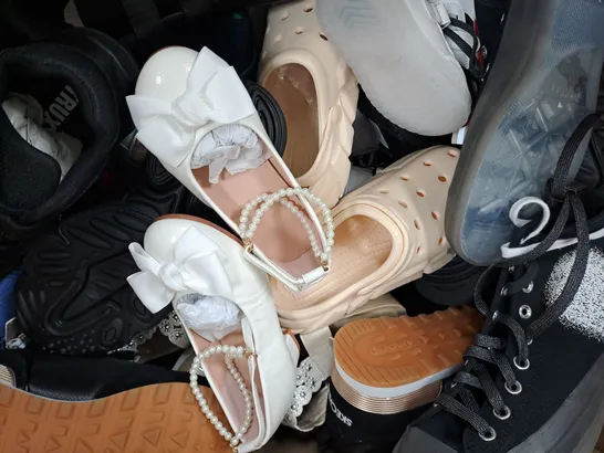 Lot 3070: BOX OF APPROXIMATELY 20 ASSORTED PAIRS OF SHOES AND FOOTWEAR ...