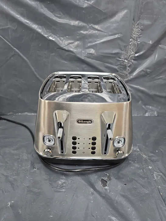 Lot 2111: DELONGHI DISTINTA X 4-SLICE TOASTER - METAL - 5262627 | Simon Charles Auctioneers