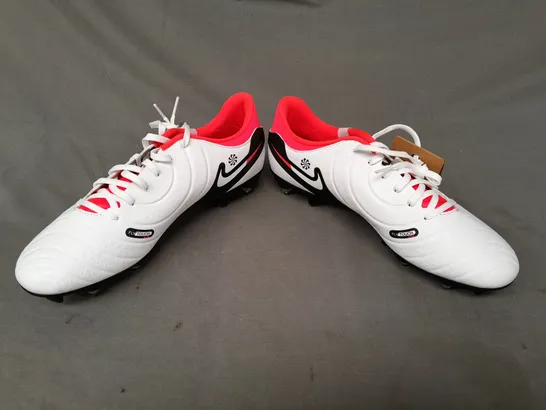 Lot 1104: PAIR OF NIKE TIEMPO FLY TOUCH LITE FOOTBALL BOOTS IN WHITE ...