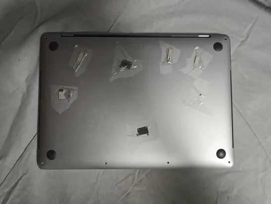 Lot 6241: APPLE MACBOOK PRO LAPTOP – (DAMAGED) - 5335996 | Simon ...