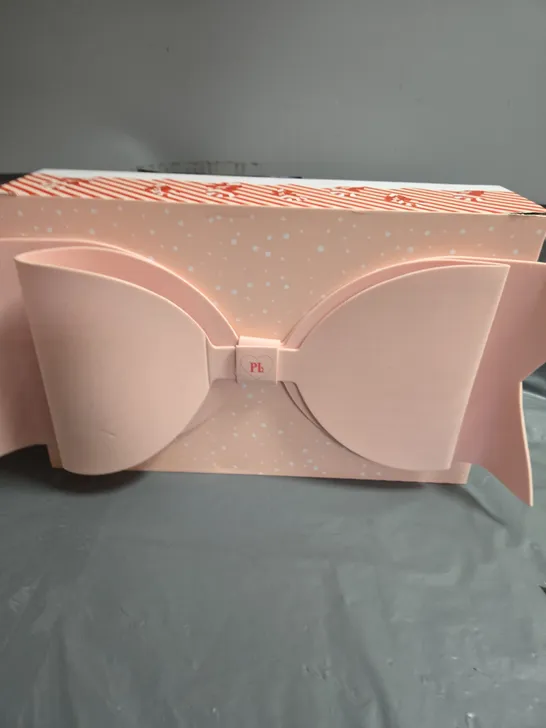 Lot 1099: PLOUISE CHRISTMAS GIFT BOX - 5112066 | Simon Charles Auctioneers