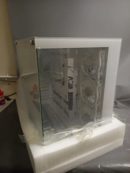 Lot 6321: BOXED CIT VISION WHITE MID TOWER TEMPERED GLASS PC CASE ...