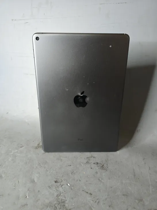 Lot 6446: APPLE IPAD AIR A2152 - 5223316 | Simon Charles Auctioneers