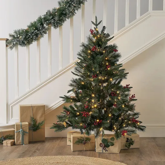 Lot 1052: SARA BY SARA DAVIES PRE LIT WINTERLUXE FIR CHRISTMAS TREE ...