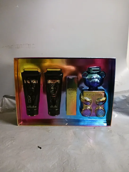 Lot 4456: MOSCHINO PEARL X24 EDP 100ML SET - 5005472 | Simon Charles ...
