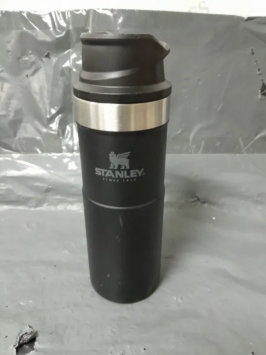 Lot 2116: STANLEY DRINKING BOTTLE BLACK - 5126646 | Simon Charles ...