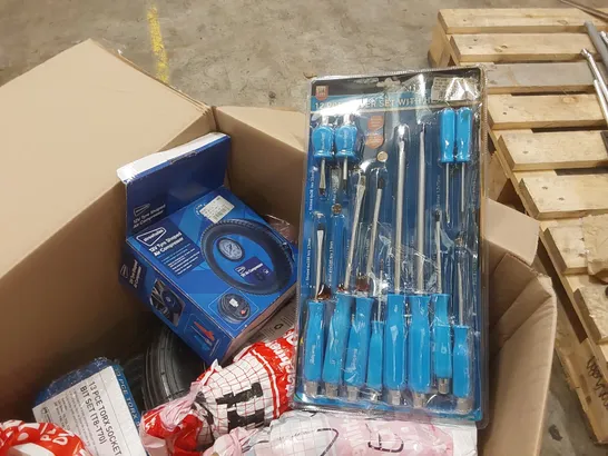 Lot 1099: BOX CONTAINING A LARGE ASSORTMENT OF TOOLS/EQUIPMENT ...