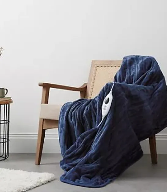 Lot 96: COZEE HOME FAUX FUR AND VELVETSOFT HEATED THROW WITH 9 HEAT ...