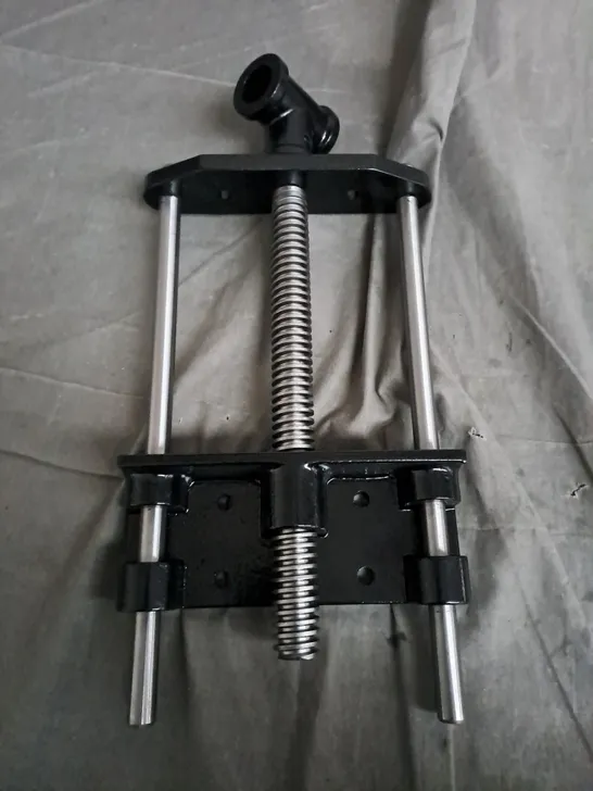 Lot 91: WOOD VICE - 4952873 | Simon Charles Auctioneers