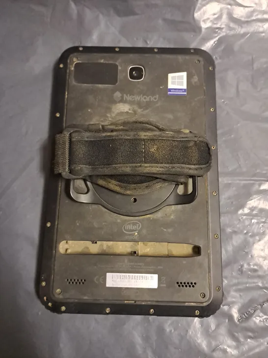 Lot 8621: NEWLAND WINDOWS TABLET NQUIRE NQ800 2 WITH BARCODE SCANNER ...