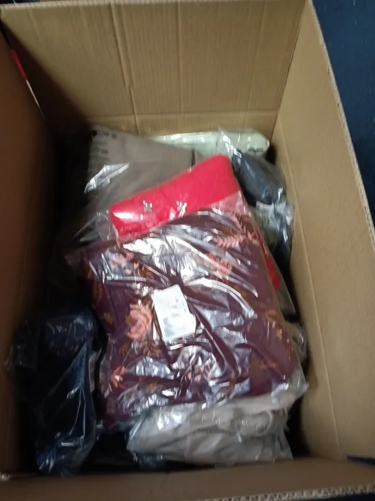 Lot 1158: APPROXIMATELY 25 ASSORTED CLOTHING ITEMS IN VARIOUS STYLES ...