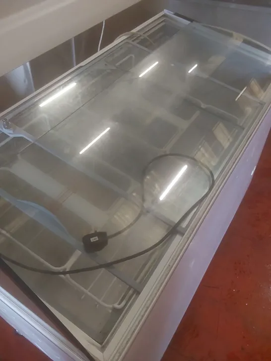 Lot 556: TEFCOLD IC400SCE/INTERLEVIN SINGLE GLASS DOOR DISPLAY FRIDGE ...