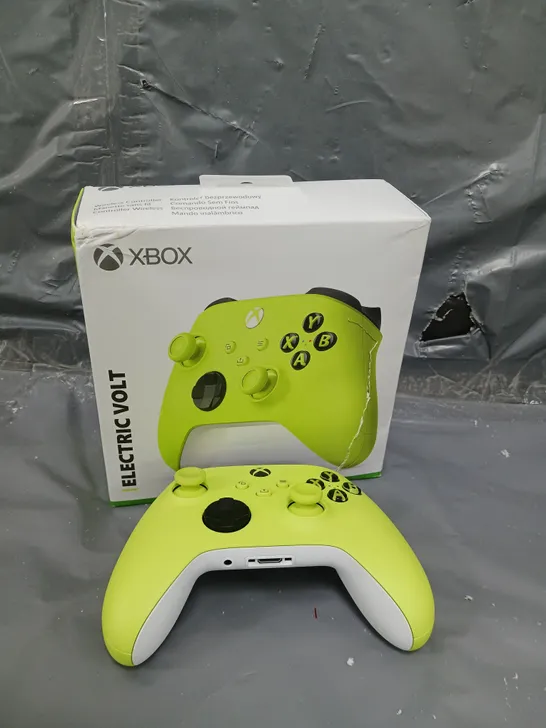 Lot 1224: XBOX WIRELESS CONTROLLER - ELECTRIC VOLT - 4923261 | Simon ...