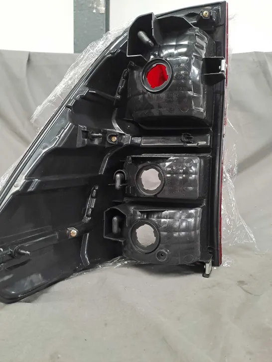 Lot 64: REAR TAIL LIGHT HOUSING FOR TOYOTA HILUX - 4887680 | Simon ...