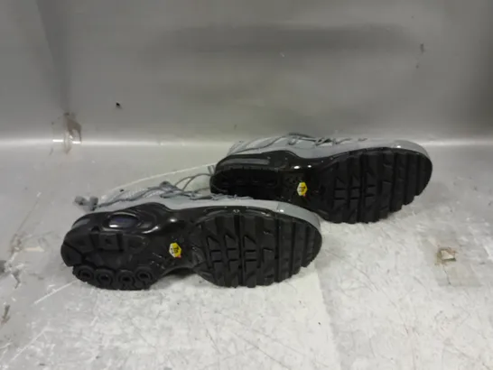 Lot 7092: UNBOXED PAIR OF NIKE AIR TN GREY UK 6 - 5160213 | Simon ...