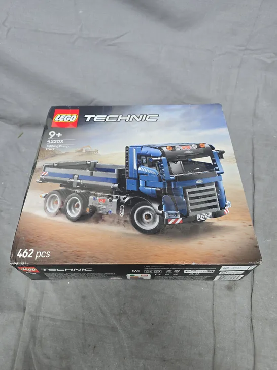Lot 1612: LEGO TECHNIC TIPPING DUMP TRUCK 462 PIECES, 42203. 9 ...