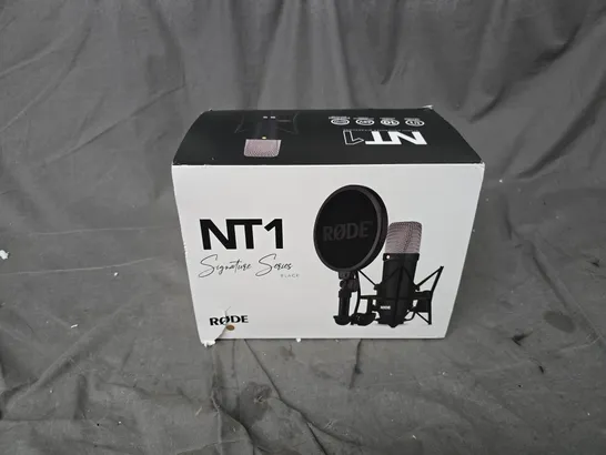 Lot 4430: RØDE NT1 SIGNATURE SERIES BLACK MICROPHONE – BOXED WITH SM6 ...