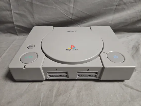 Lot 4085: BOXED SONY PLAYSTATION (SCPH-5552) GAMES CONSOLE W ...
