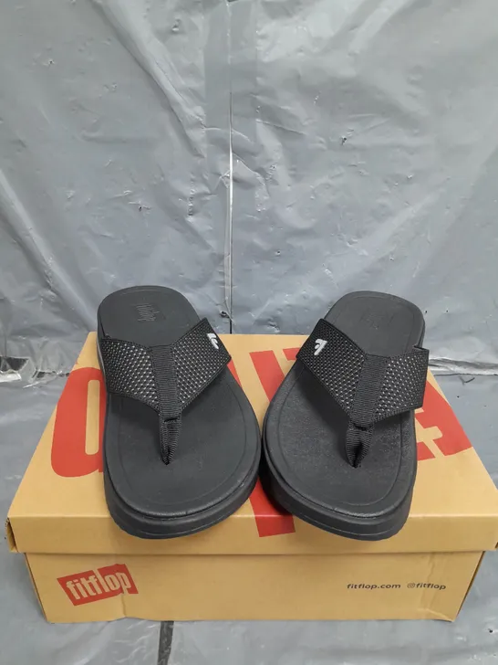 Lot 311: BOX FITFLOP SURF TWO-TONE WEBBING TOE POST SANDALS SIZE 5 ...