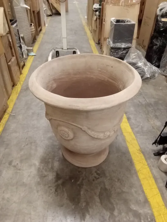 Lot 683: APPLEDORE PLANTER 68cm TERRACOTTA - 5284433 | Simon Charles ...