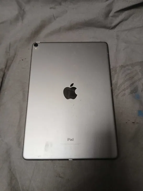Lot 2670: APPLE IPAD PRO 1ST GEN TABLET – SILVER - 5346963 | Simon ...
