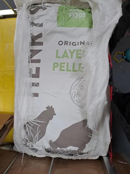 Lot 45: LARGE BAG OF HENRY'S POULTRY FEEDS ORIGINAL LAYERS PELLETS ...