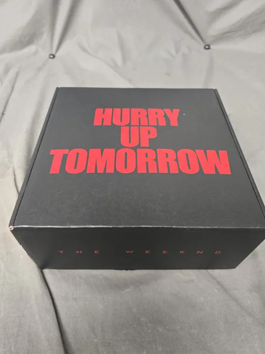 Lot 2262: HURRY UP TOMORROW 00XO EDITION BOX SET HOODIE 001 SIZE XL ...