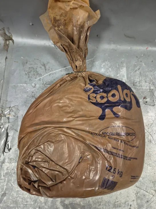 Lot 9915: SCOLA AIR DRY CLAY IN TERRACOTTA - 5209271 | Simon Charles ...