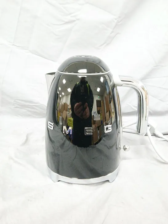 Lot 814: SMEG ELECTRIC KETTLE – CHROME FINISH - 5379387 | Simon Charles ...