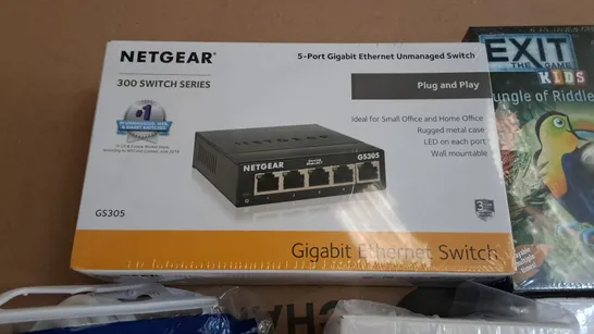 Lot 2034: LARGE QUANTITY OF ASSORTED ITEMS TO INCLUDE NETGEAR GIGABIT ...