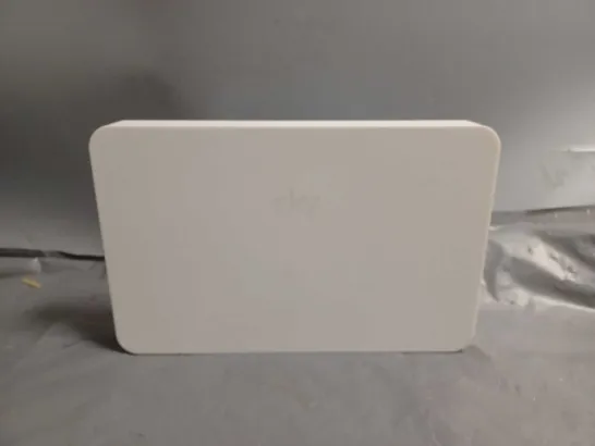 Lot 4387: SKY BROADBAND WIFI MAX HUB SR213 DUAL BAND WI-FI 6 WIRELESS ...