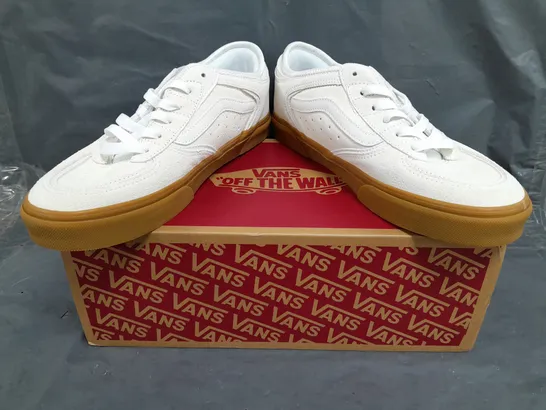 Lot 1209: BOXED PAIR OF VANS TRAINERS IN WHITE UK SIZE 9 - 5093417 | Simon Charles Auctioneers