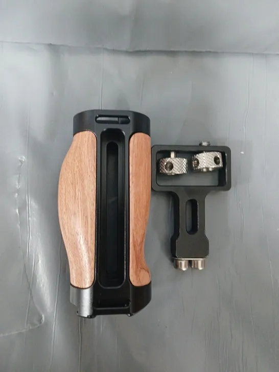 Lot 2069: SMALLRIG WOODEN MINI SIDE HANDLE(1/4"-20 SCREWS) - 5189227 ...