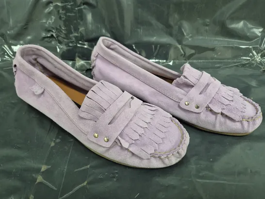 Lot 5327: BOXED PAIR OF MODA IN PELLE EDELL SHOES IN LILAC SIZE 4 ...