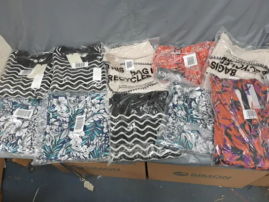 Lot 8046: BOX OF APPROXIMATELY 6 ASSORTED BAGGED PIECES OF CLOTHING IN ...