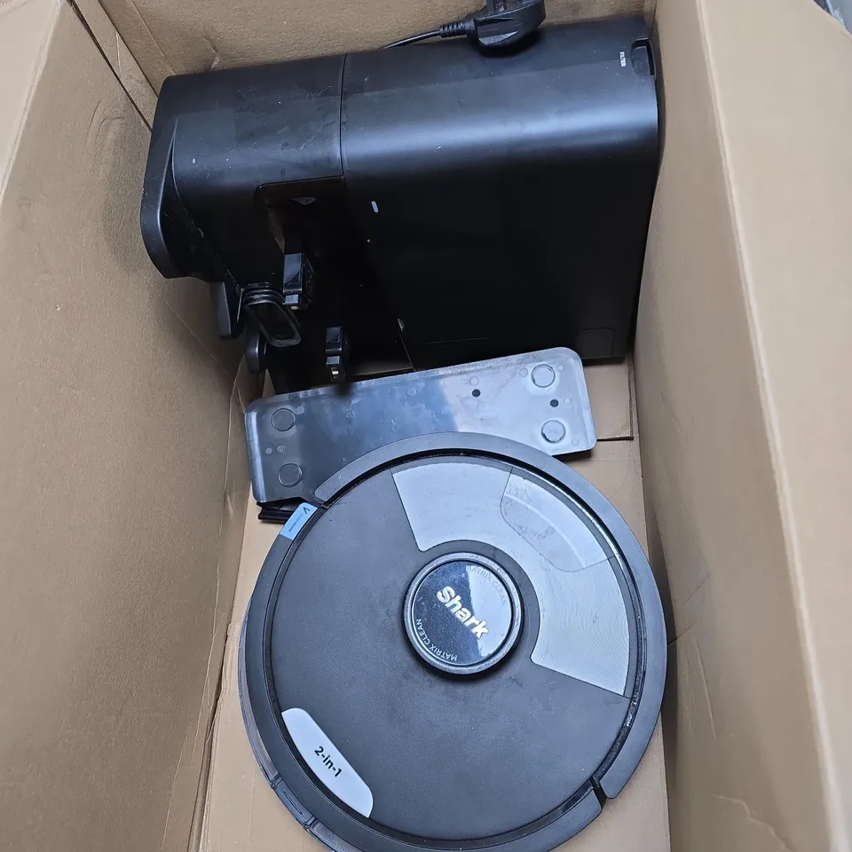 Lot 522: SHARK RV2620WAUK MATRIX PLUS 2 IN 1 SELF EMPTY ROBOT VACUUM ...
