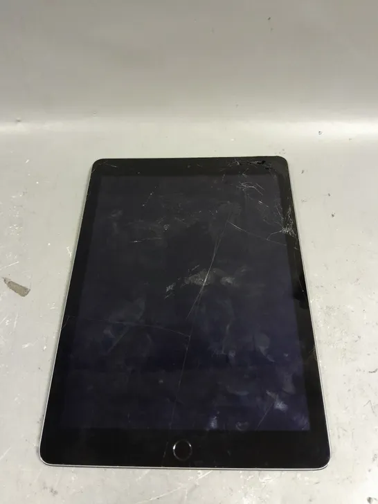 Lot 3029: APPLE IPAD 5TH GEN MODEL A1822 - 4871879 | Simon Charles ...