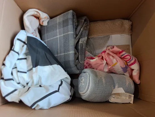 Lot 2903: LOT OF APPROXIMATELY 15 ASSORTED BEDDING AND SOFT FURNISHING ...