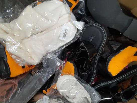 Lot 2040: BOX OF APPROXIMATELY 15 ASSORTED PAIRS OF SHOES AND FOOTWEAR ...