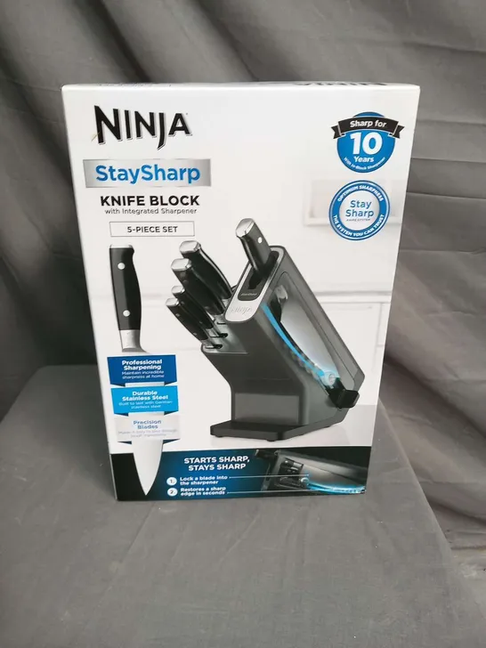Lot 680: BRAND NEW BOXED NINJA STAY SHARP KNIFE BLOCK 5 PIECE SET ...