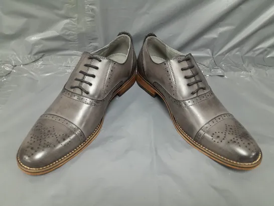 Lot 82: BOXED PAIR OF GOOR SHOES IN GREY SIZE 7 - 4897557 | Simon ...