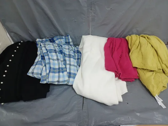 Lot 343: LARGE BOX OF CLOTHIG ITEMS IN VARIOUS COLOURS, SIZES AND ...