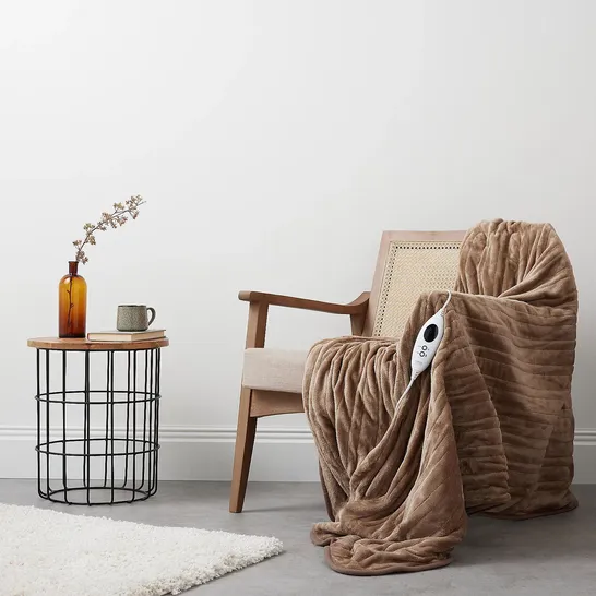 Lot 4207: COZEE HOME FAUX FUR AND VELVETSOFT HEATED THROW WITH 9 HEAT ...