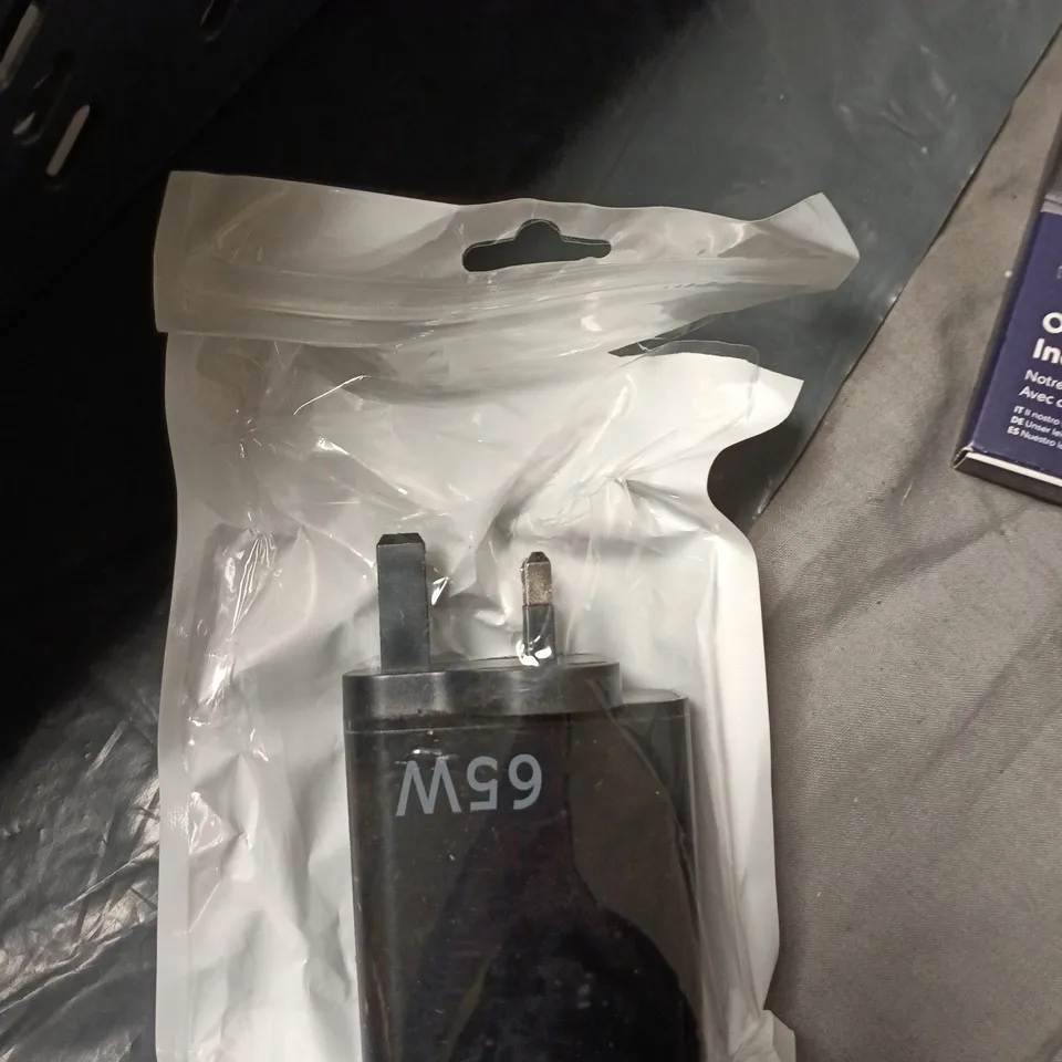 Lot 74: BOX OF APPROXIMATELY 20 ASSORTED TECH ITEMS TO INCLUDE: TILE BY ...