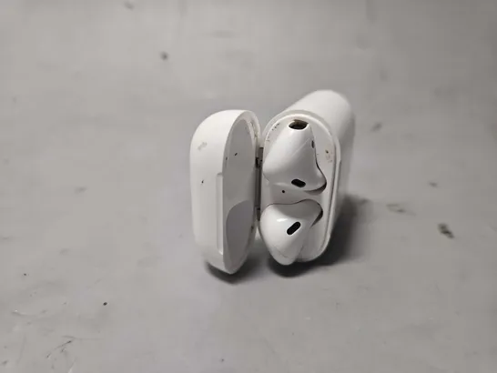 Lot 9270: APPLE AIRPOD WITH CHARGING CASE - A1602 - 5138639 | Simon ...