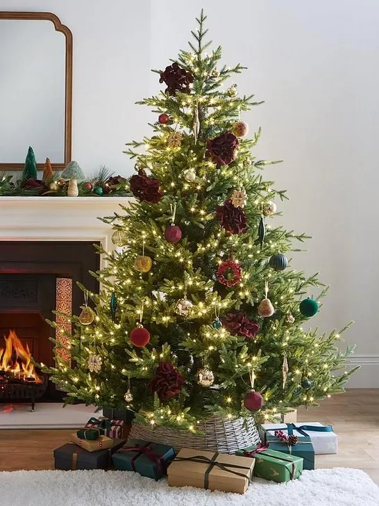Lot 261: BOXED 7FT PRE LIT GRAND NOTTINGHAM FIR CHRISTMAS TREE ...