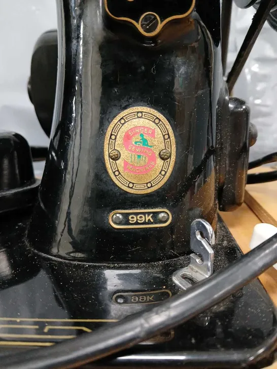 Lot 1122: SINGER 99K SEWING MACHINE IN BLACK - COLLECTION ONLY ...