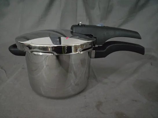 Lot 3016: BOXED PRESTIGE STAINLESS STEEL 4L SMARTPLUS PRESSURE COOKER ...
