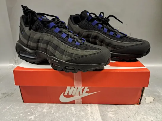 Lot 7016: BOXED PAIR OF NIKE AIR MAX 95 SHOES IN BLACK/DEEP BLUE UK ...